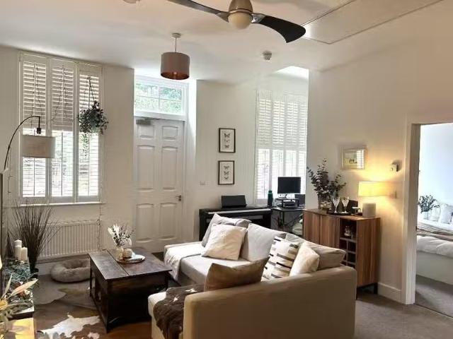 Unique 1 bedroom apartment for rent in Long Acre, Bath, Somers.