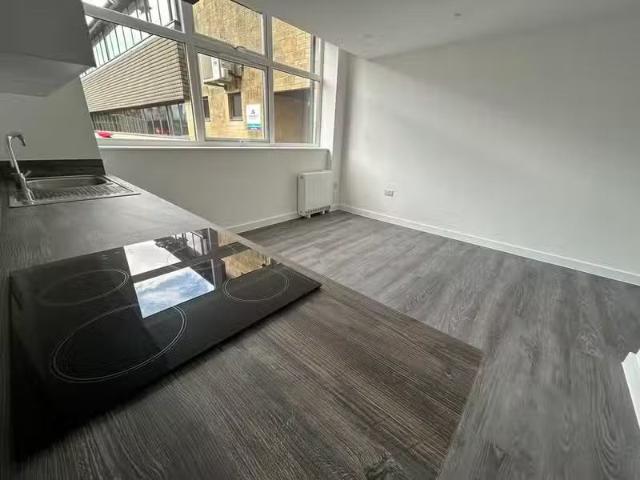 New 1 bedroom apartment for rent in Robins Lane, Vallis House.