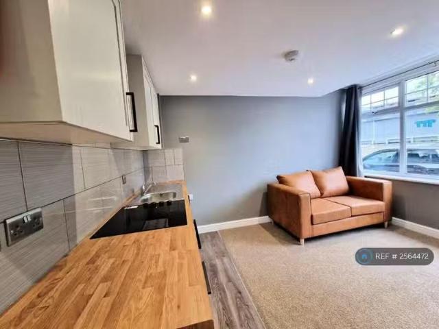 For Rent! 1 bedroom flat for rent in Station Road, Northfield.