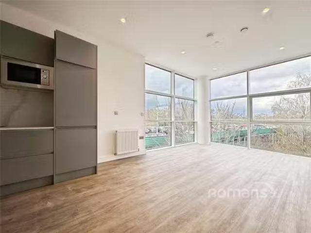 Cozy 1 bedroom flat for rent in Roop House, Fleet, Hampshire.