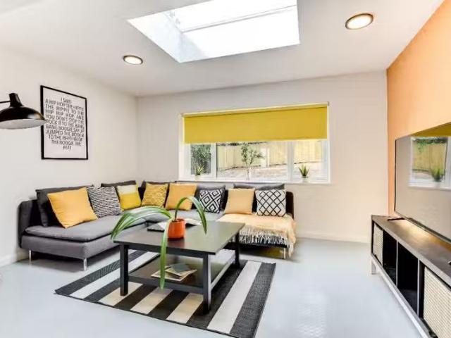 Cozy 1 bedroom house of multiple occupation for rent in Blaken.