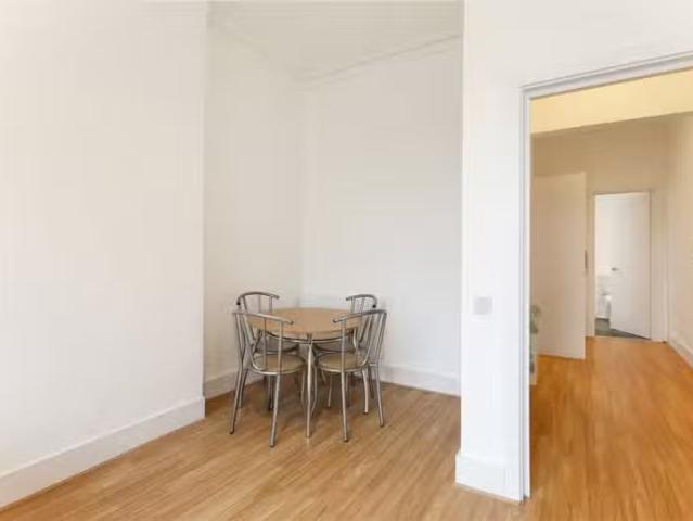 Cheap 1 bedroom property to let in Earls Court Road, London, S.