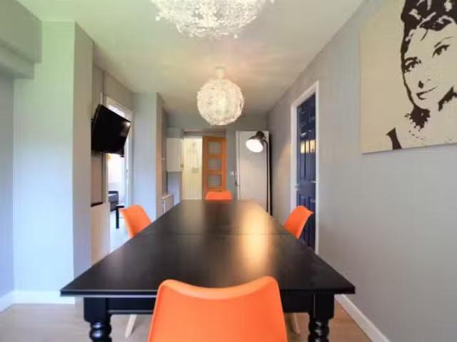 Deal! 1 bedroom semi detached house for rent in 22 Downs Road.