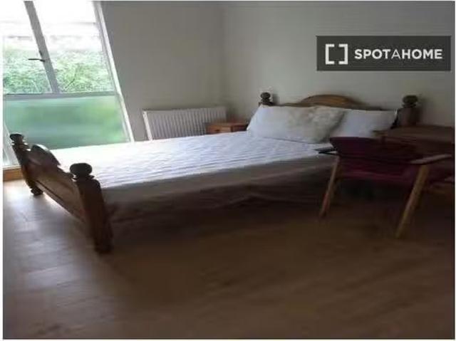 Nice 1 BR 3 bedroom flat for rent in Lancaster Gate, London