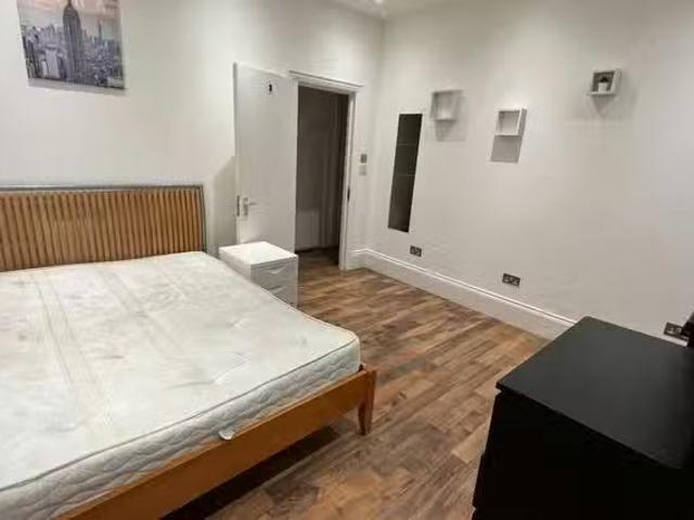 Cheap 1 BR Cavendish Parade, London