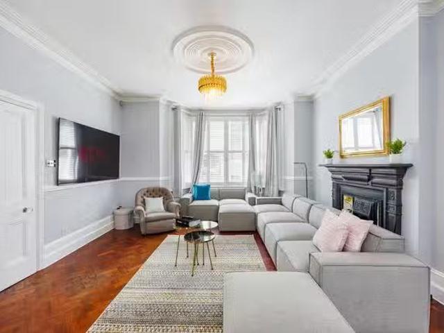 Nice 1 BR Chatsworth Gardens, London