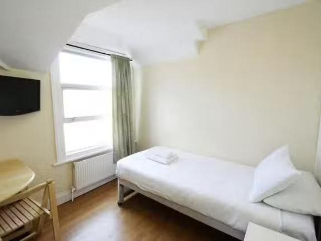 Just in! 1 BR Franciscan Road, London