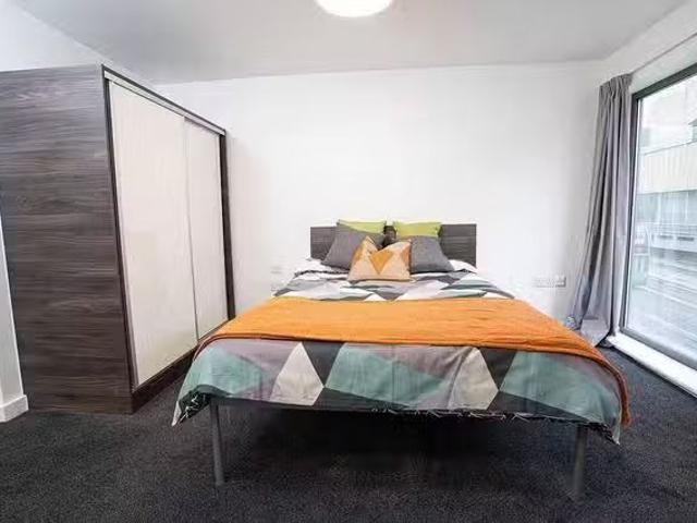 Unique 1 BR Moira St, L6 Large En suite