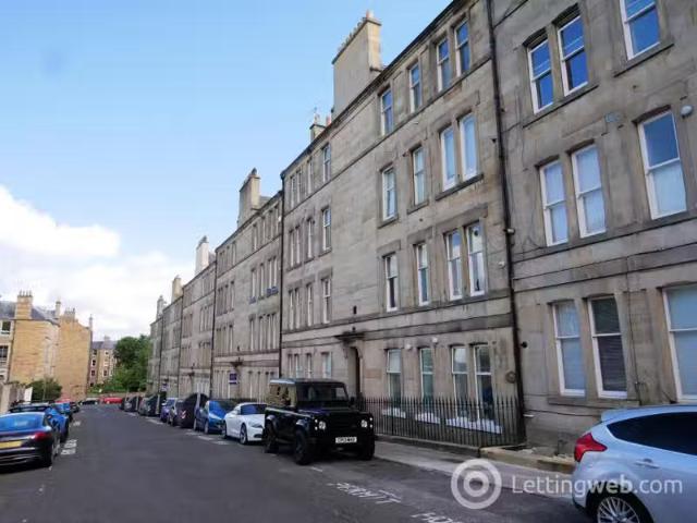 Unique 1 BR Property to rent in Comely Bank Row, Comely Bank.