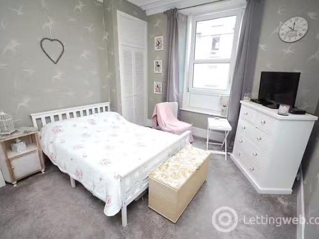 Cheap 1 BR Property to rent in Esslemont Avenue, Rosemount, Ci.