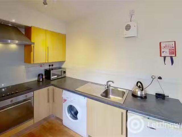 Charming 1 BR Property to rent in Lochrin Place, Edinburgh, EH3