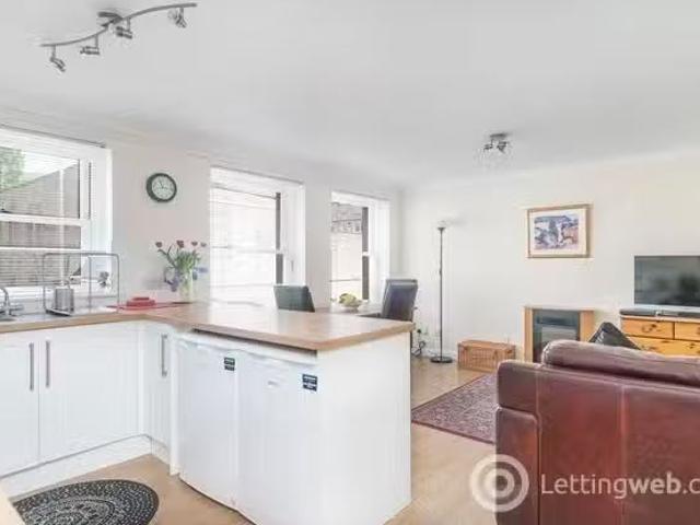 Cozy 1 BR Property to rent in St Patrick Square, Edinburgh, EH8