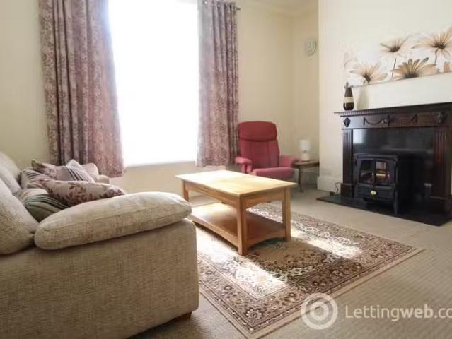 Unique 1 BR Property to rent in Sunnybank Place, Ground Left.