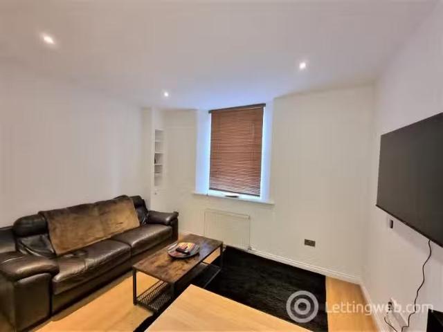 Nice 1 BR Property to rent in Skene Square, Rosemount, Aberdee.