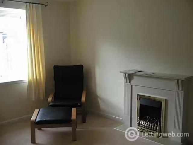 Unique 1 BR Property to rent in 98 Fonthill Avenue, Top Floor.