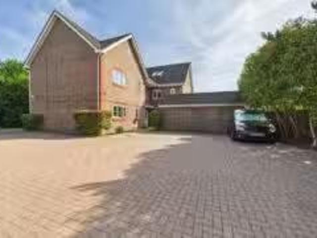 Nice 1 BR Property & Houses to Rent: Chapel Lane, Farnborough.
