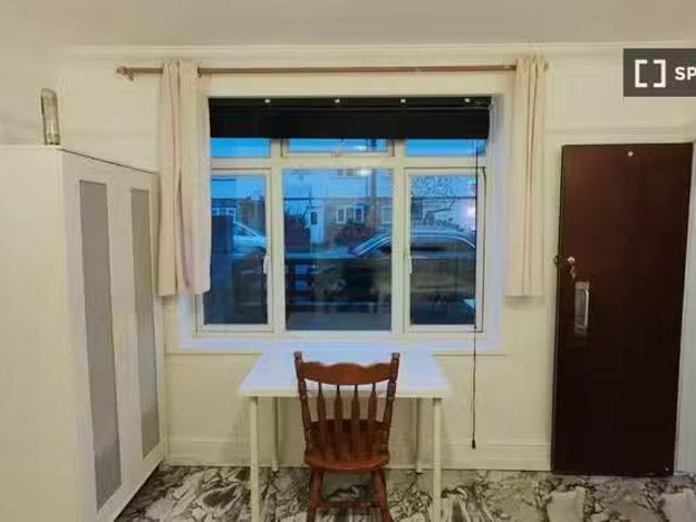 Cozy 1 BR Room in shared 4 bedroom flat for rent in Docklands.