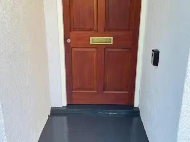 Unique 1 BR Smithwood Close, London
