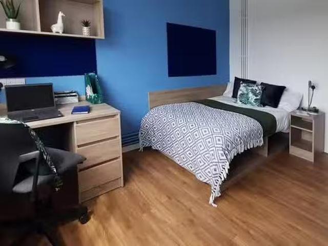 Nice 1 BR St Andrew's Gardens Bronze Room