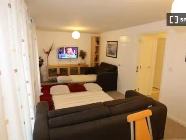 Charming 1 Room Cosy 2 Bedroom House by Train Station in Green.