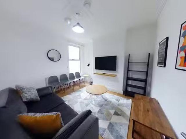 Charming 1 Room 120 Adelaide Road 4 Bedroom House