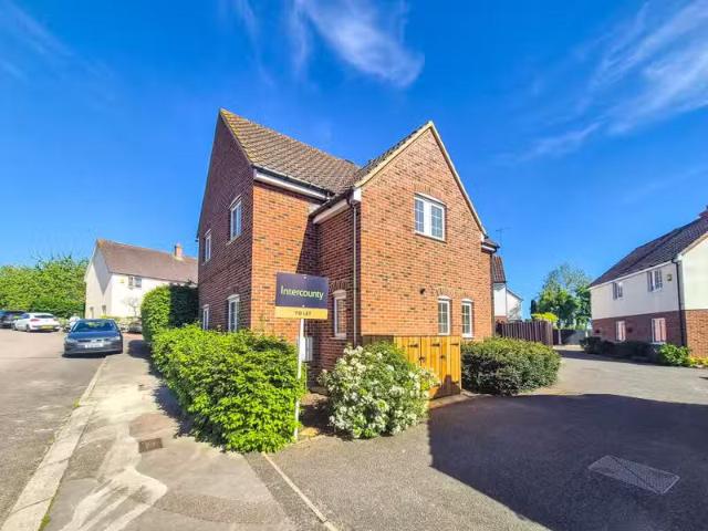 Unique 2 BA 4 bedroom detached house for rent in Brocks Mead.