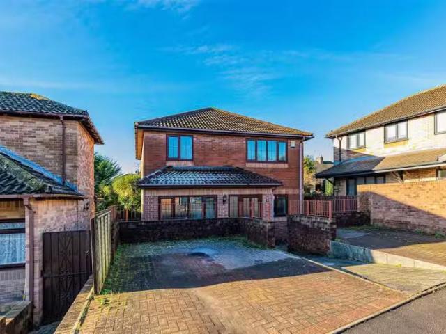 Nice 2 BA 4 bedroom detached house for rent in Hampton Court R.