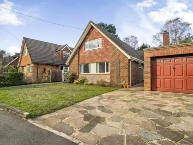 Cozy 2 BA 4 bedroom detached house for rent in Laurel Crescent.