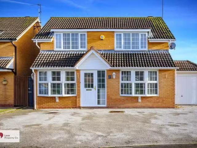 Nice 2 BA 4 bedroom detached house for rent in Landor Road, Kn.