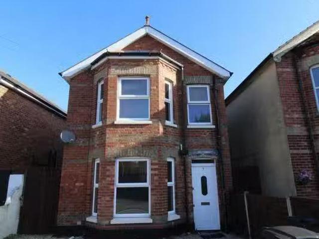Cheap 2 BA 4 bedroom detached house for rent in Leslie Road, BH9