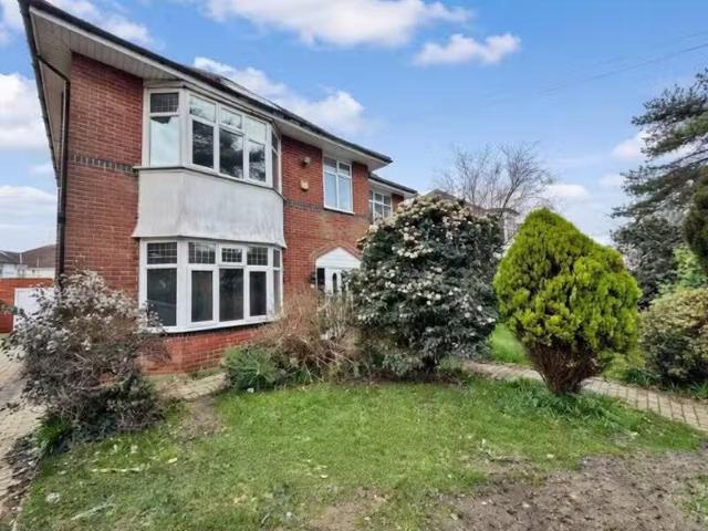 Just in! 2 BA 4 bedroom detached house for rent in Littledown.