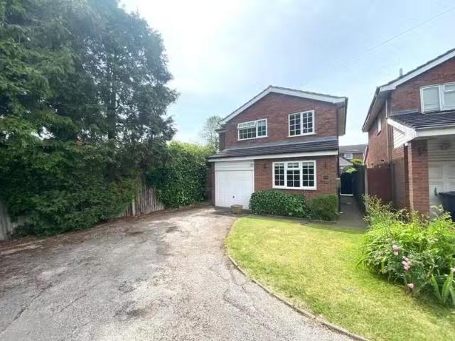 Rental! 2 BA 4 bedroom detached house for rent in Manor Garden.
