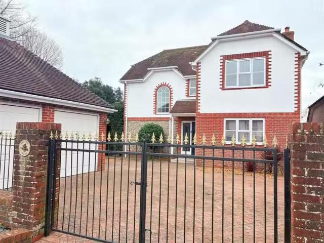 Unique 2 BA 4 bedroom detached house for rent in North End Roa.