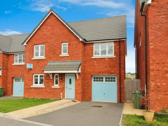 Charming 2 BA 4 bedroom detached house for rent in Sybil Mead.