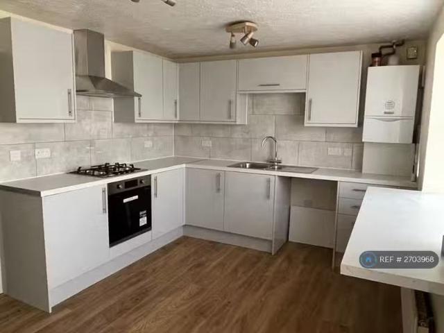Cheap 2 BA 4 bedroom end of terrace house for rent in Kildrumm.