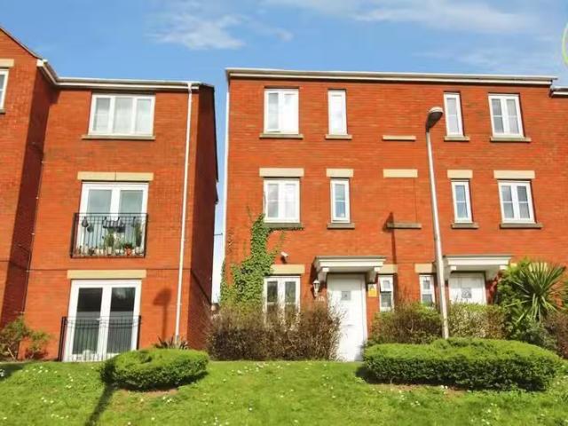 New 2 BA 4 bedroom end of terrace house for rent in Kings Heat.