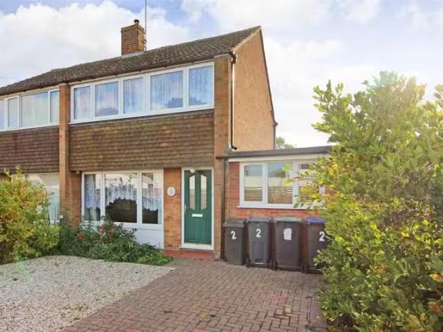 For Rent! 2 BA 4 bedroom end of terrace house for rent in Rhod.