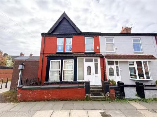 Nice 2 BA 4 bedroom end of terrace house for rent in Russell R.