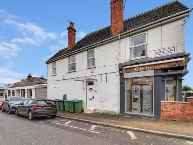 Cozy 2 BA 4 bedroom house for rent in Portsmouth Road, Cobham.