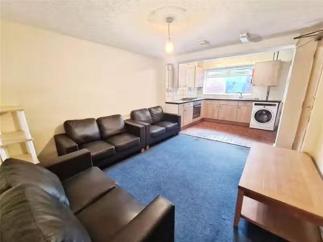 For Rent! 2 BA 4 bedroom Mid Terrace House to rent, Lodge Road.