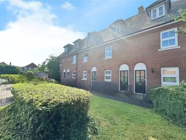 Unique 2 BA 4 bedroom Mid Terrace House to rent, Pewter Court.