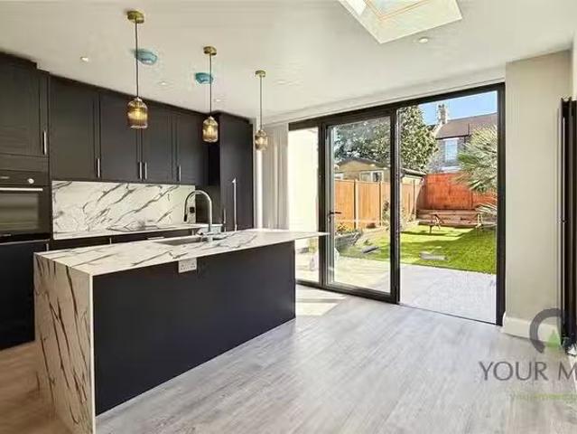 Unique 2 BA 4 bedroom Mid Terrace House to rent, Smithies Road.