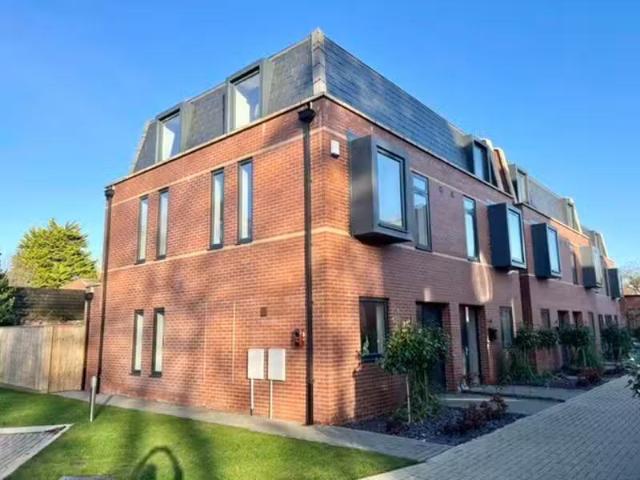 Cheap 2 BA 4 bedroom semi detached house for rent in The Curve.