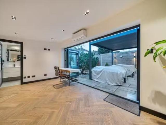 Just in! 2 BA 4 bedroom semi detached house for rent in Treewa.