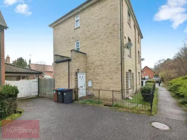 Just in! 2 BA 4 bedroom semi detached house for rent in Waight.