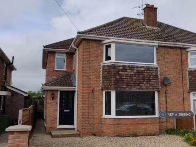 New 2 BA 4 bedroom semi detached house for rent in Everest Roa.