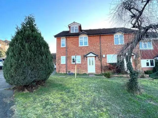 Cheap 2 BA 4 bedroom semi detached house for rent in Foxglove.