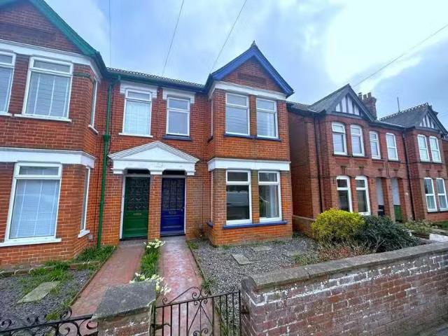 Charming 2 BA 4 bedroom semi detached house for rent in King G.