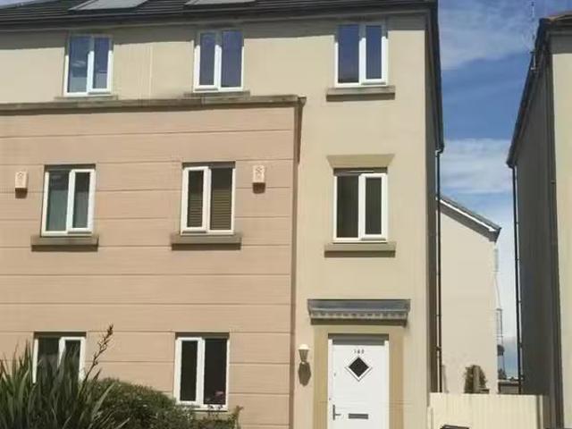 For Rent! 2 BA 4 bedroom semi detached house for rent in Long.
