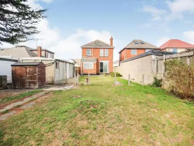 Cheap 2 BA 4 bedroom property for rent in Wallisdown Road, Poo.